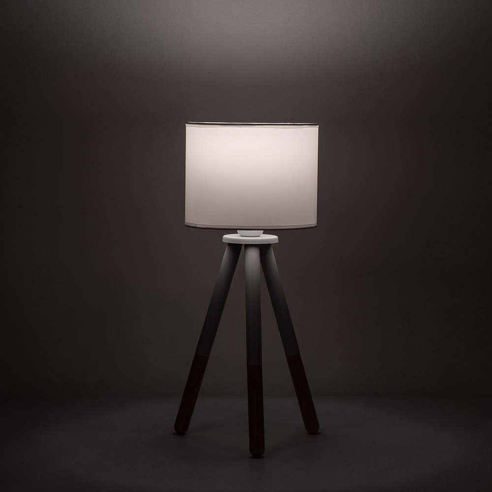 Tafellamp van wit canvas, wit metaal en hout