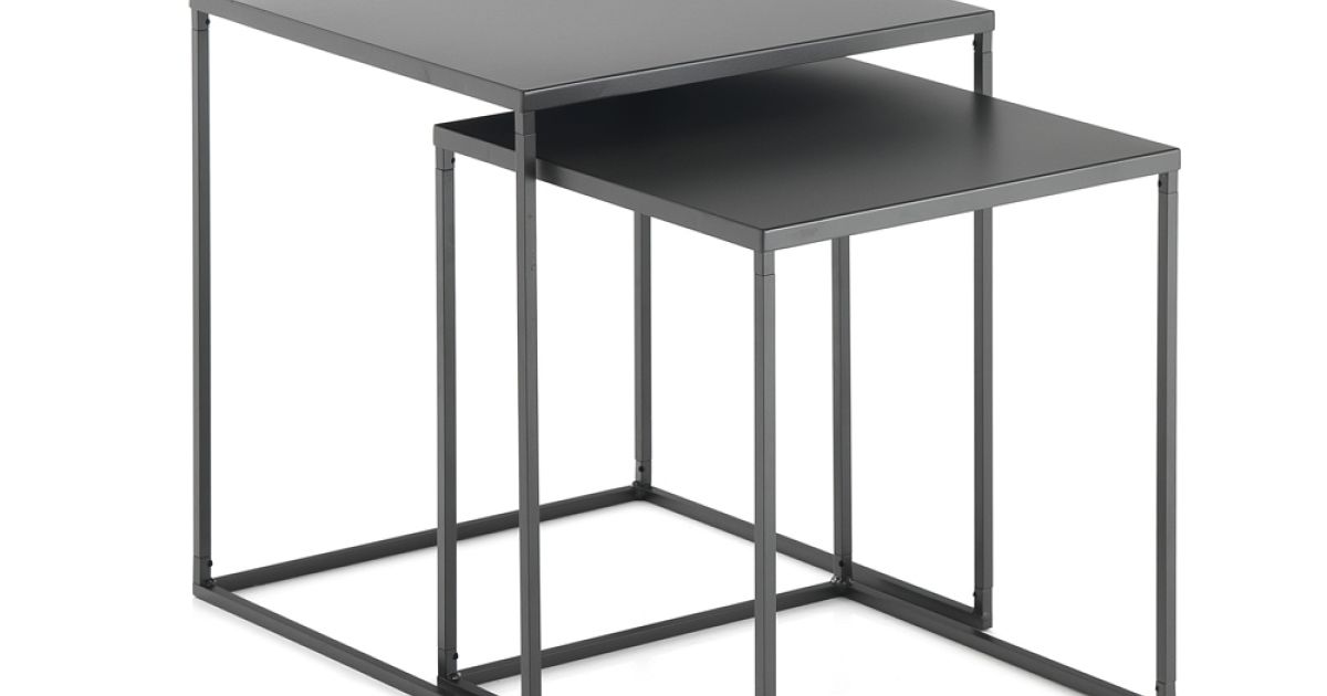 Samenstelling van 2 salontafels in gelakt staal