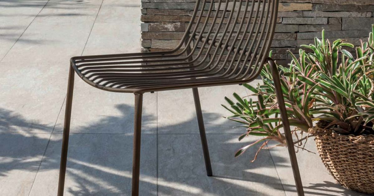 2 stapelbare buitenstoelen van geverfd metaal